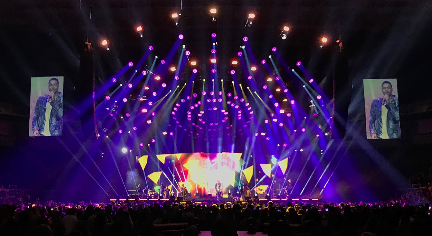 Bruce Rodgers Uses 117 Maverick MK3 Wash Fixtures On Romeo Santos ...