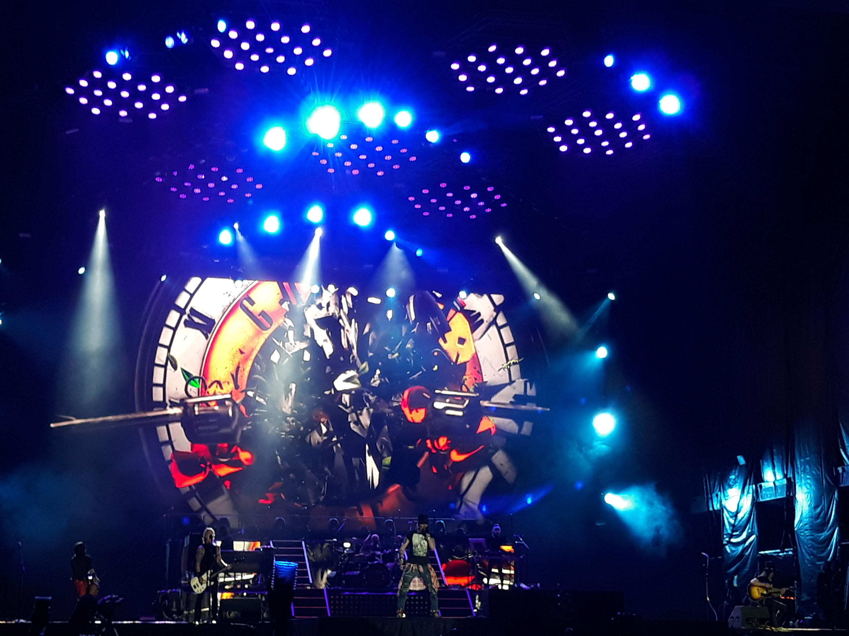 Mexico’s “Mother Of All Festivals” Pumps Up Crowd With Guns N’ Roses ...