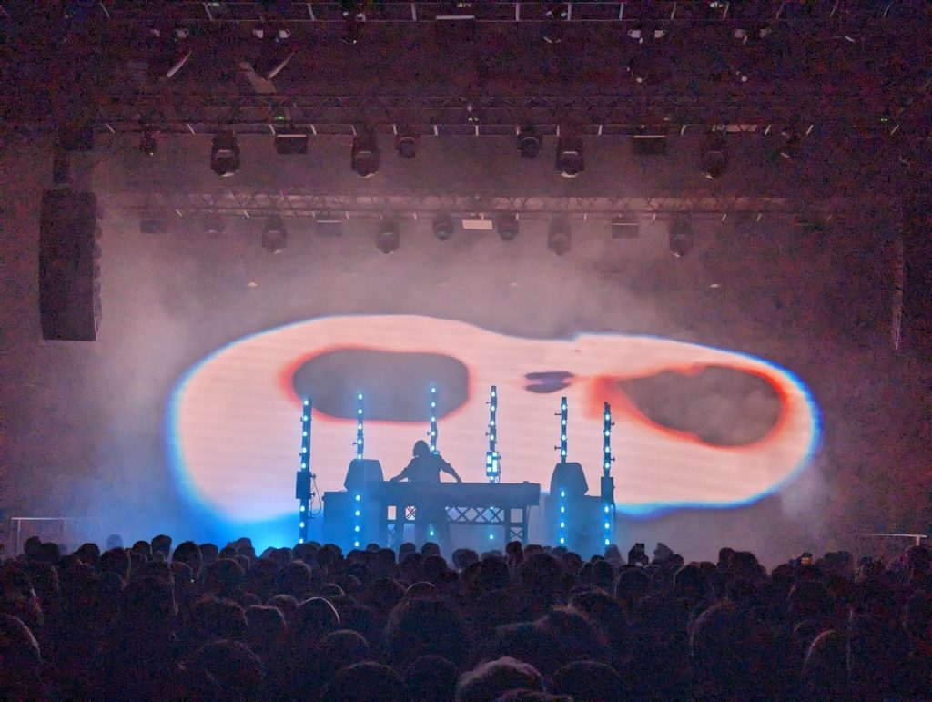 Ed Warren – Spontaneous Light - CHAUVET Professional