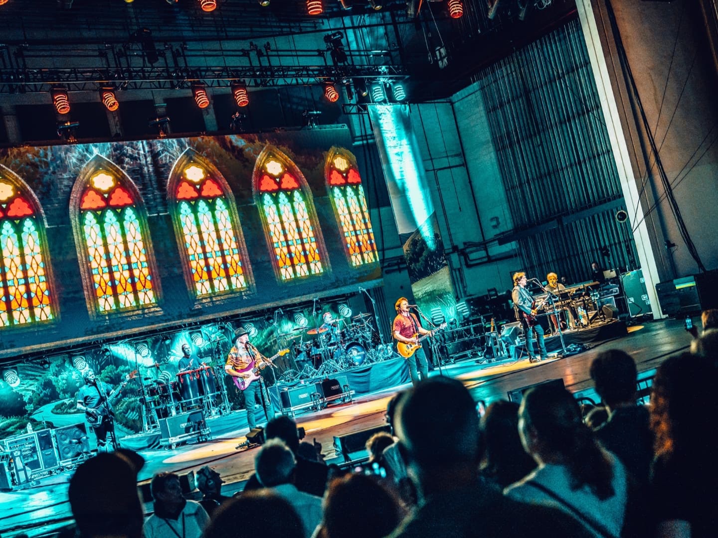 Seth Jackson Blends Video & Light on The Doobie Brothers Walk This Road ...